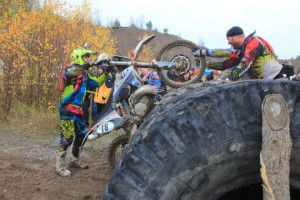 Der "Oldie" Gerhard Forster siegt beim Extremenduro in Meltewitz ...